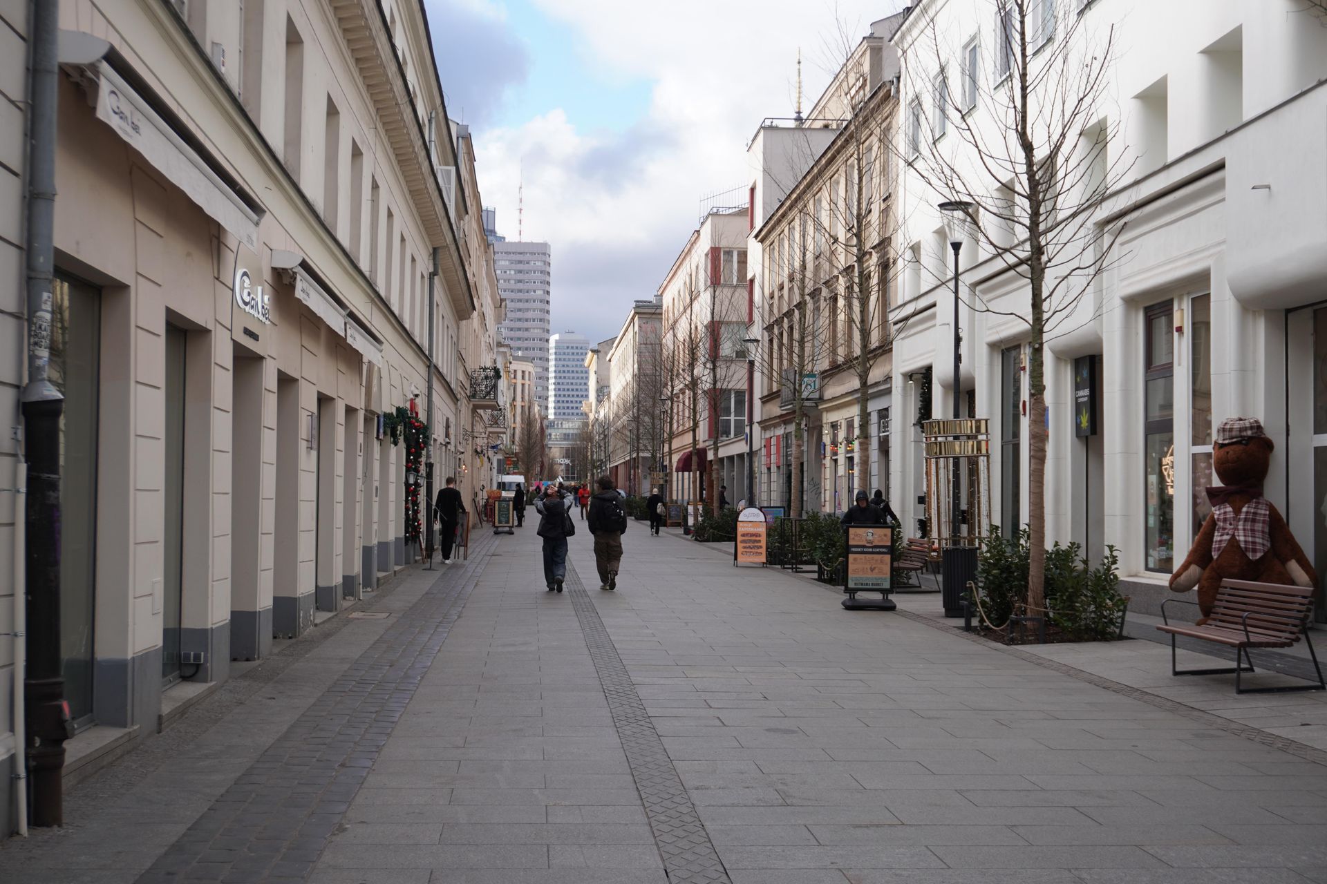 Chmielna w centrum odświeżona po remoncie. Ale bazgroły na ścianach ...