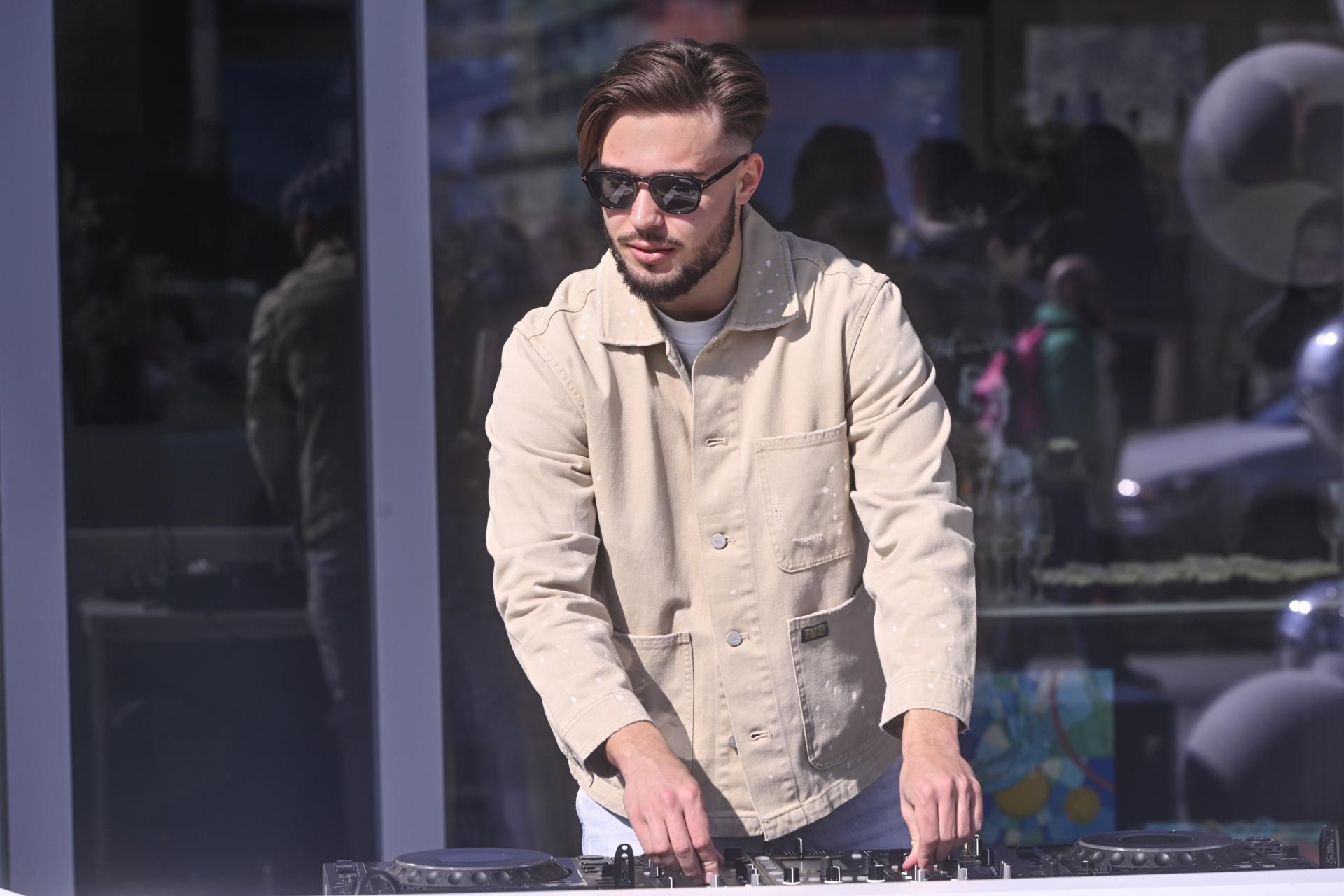 Leon Myszkowski to syn polskiej diwy. Justyna Steczkowska ma być z kogo ...