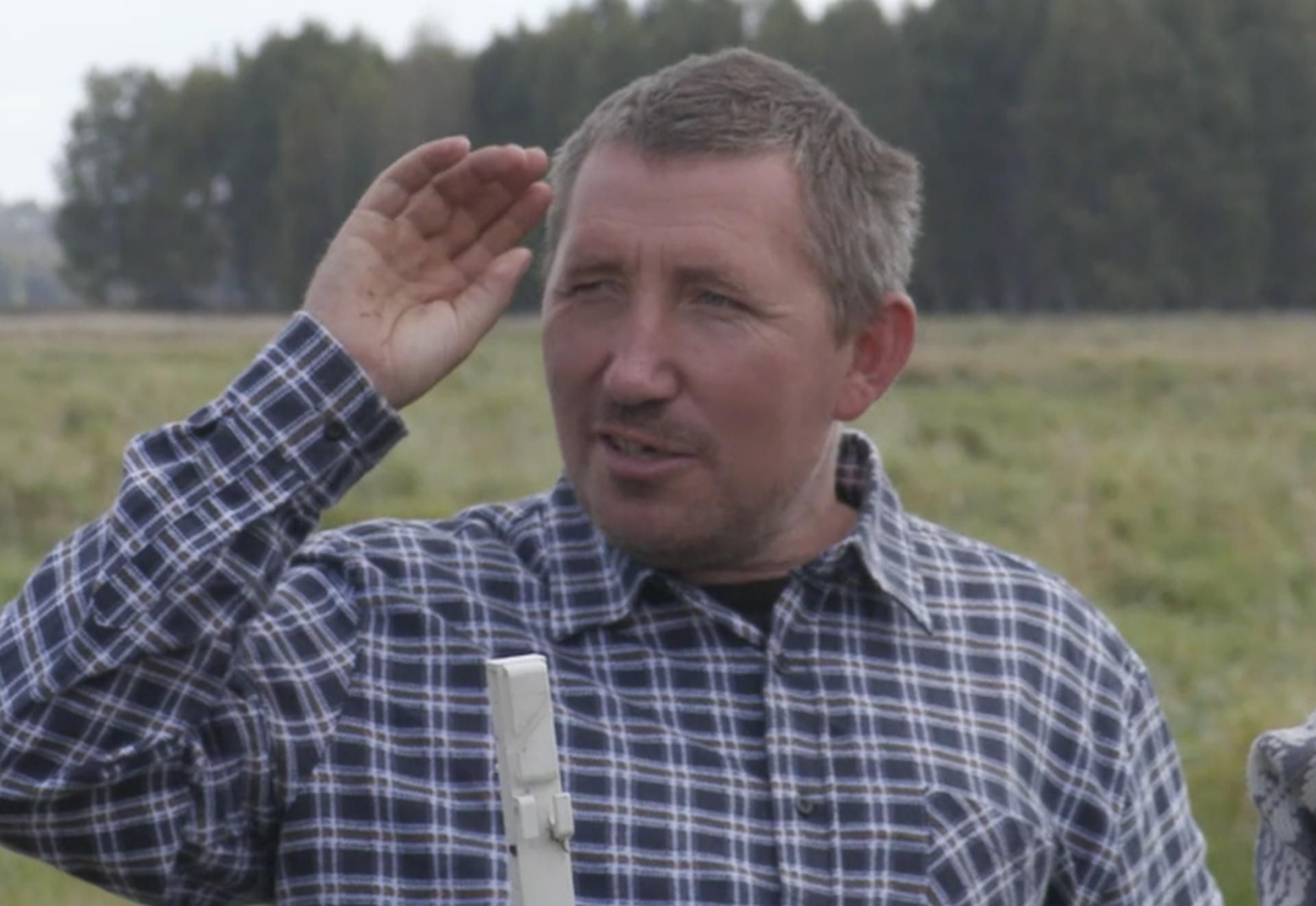 Rolnicy. Podlasie. Andrzej z Plutycz sprzedaje bele siana. Internauci kpią: "Za darmo bym nie ...