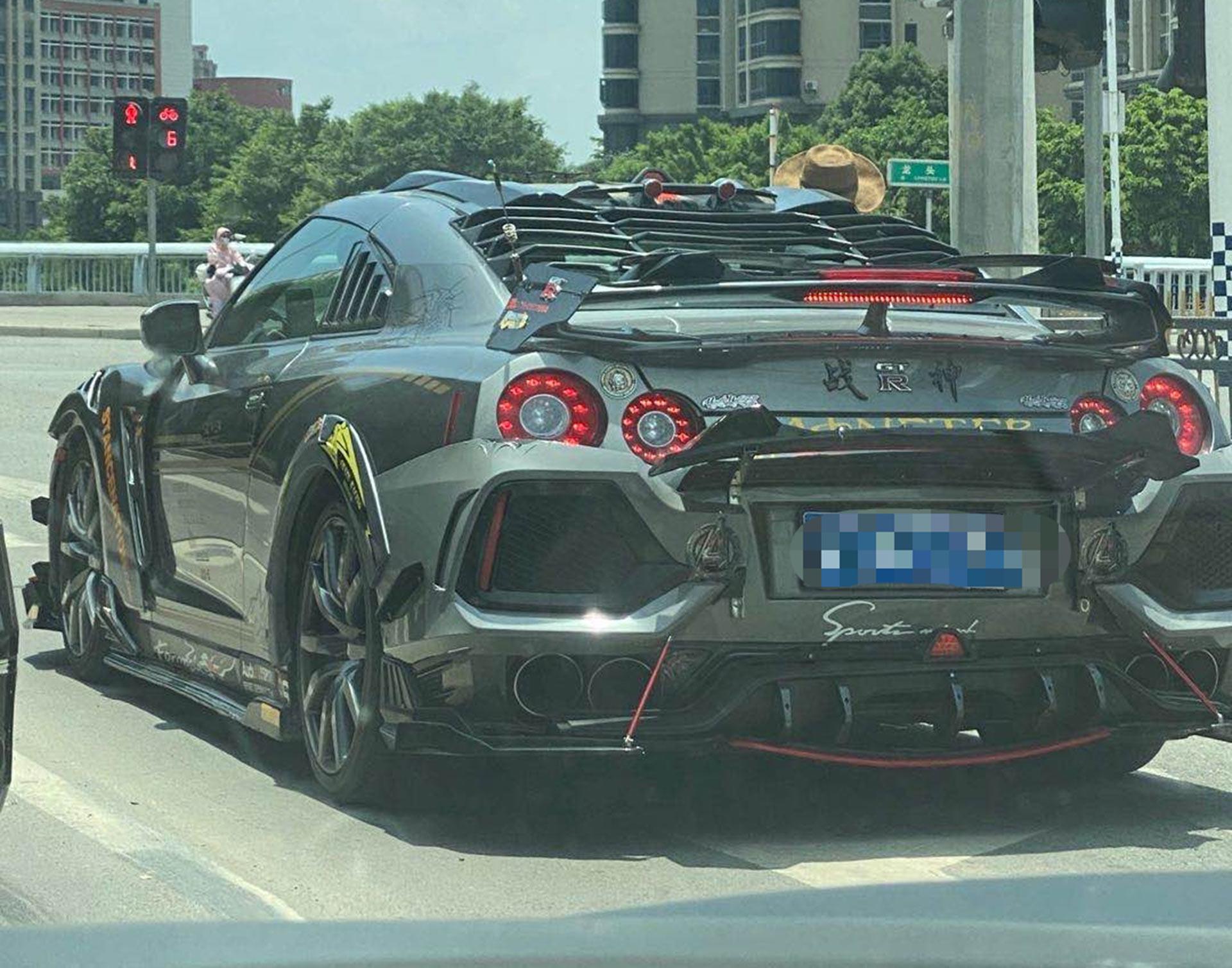 Godzilla, dobrze się czujesz? Nissan GT-R po dziwnym tuningu - takich ...