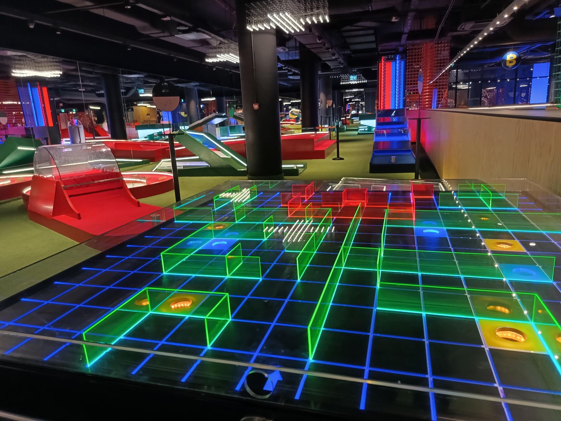 Zagrywki w Warszawie. Niezwykły bar z mini golfem, flipperami i karaoke ...