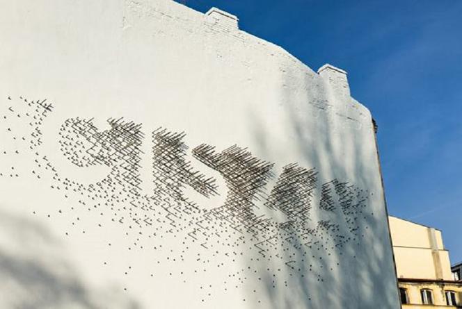 Nowy mural na Wólczańskiej: Napis "Cisza" powstał z pół tony gwoździ ...