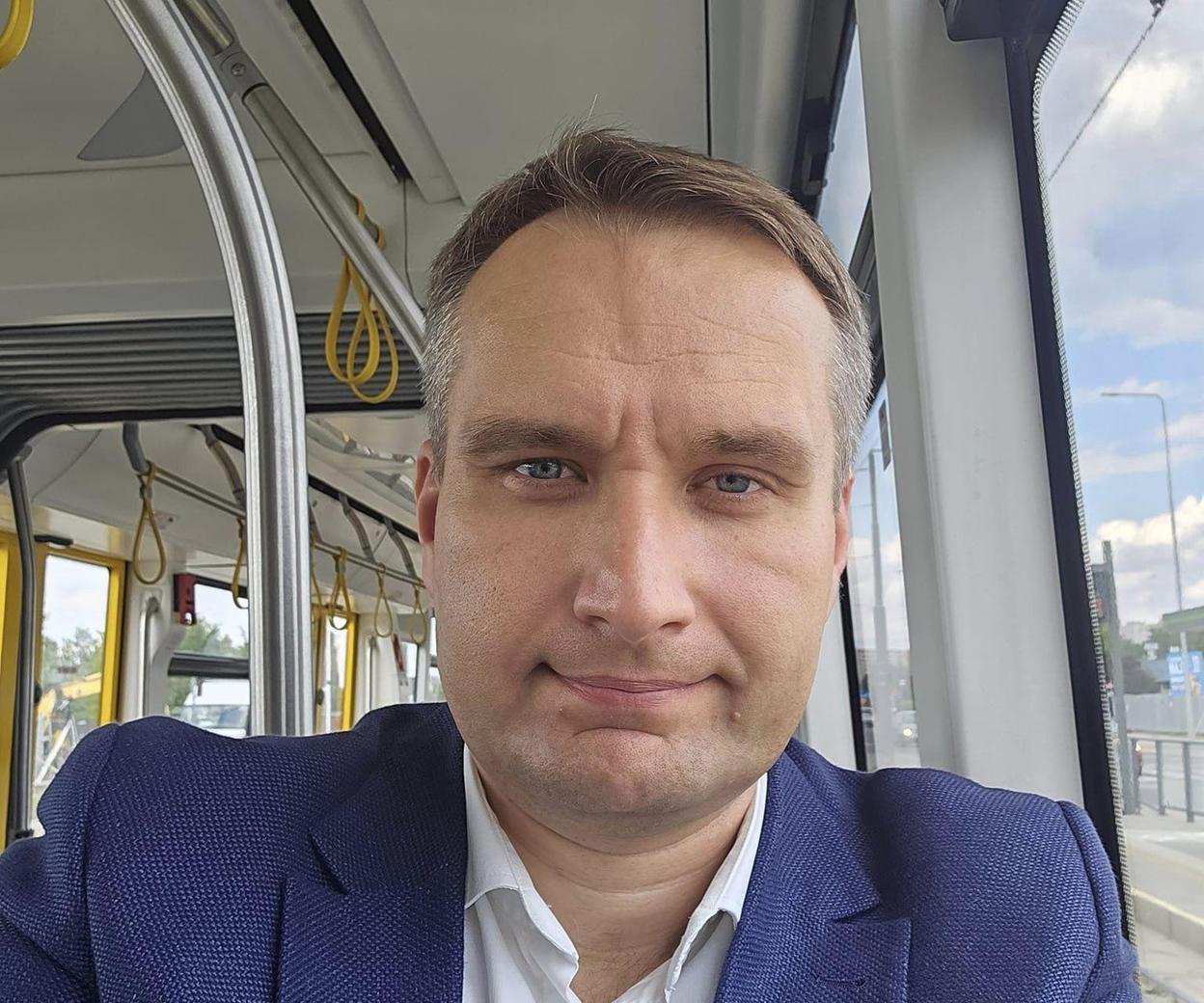 Poznań: Mariusz Wiśniewski chwali się podróżą tramwajem po mieście. Internauci zadają stanowcze ...