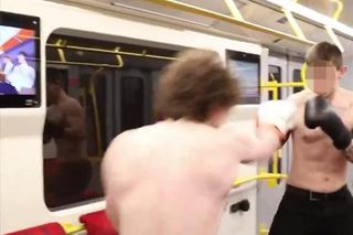 Nielegalna walka w metrze w Warszawie. Szokujące sceny w pociągu! - Warszawa, Super Express