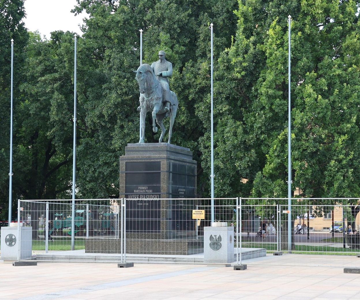 Pomnik Piłsudskiego w centrum Lublina został ogrodzony. Rusza remont ...