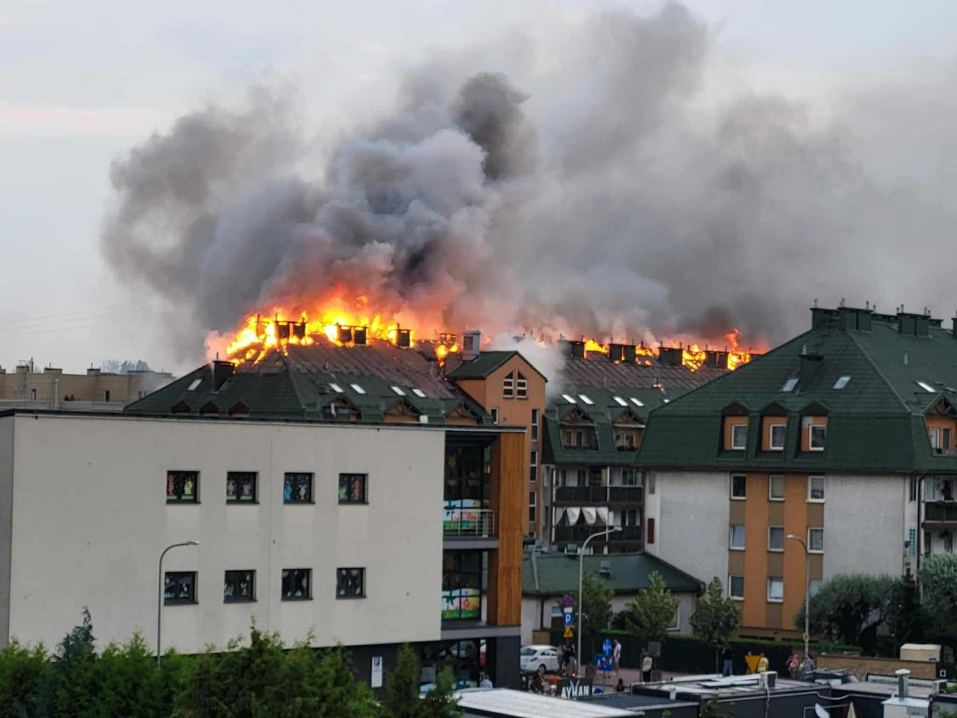 Pożar bloku w Ząbkach 3.07.2025 r. Dlaczego zapalił się cały dach ...