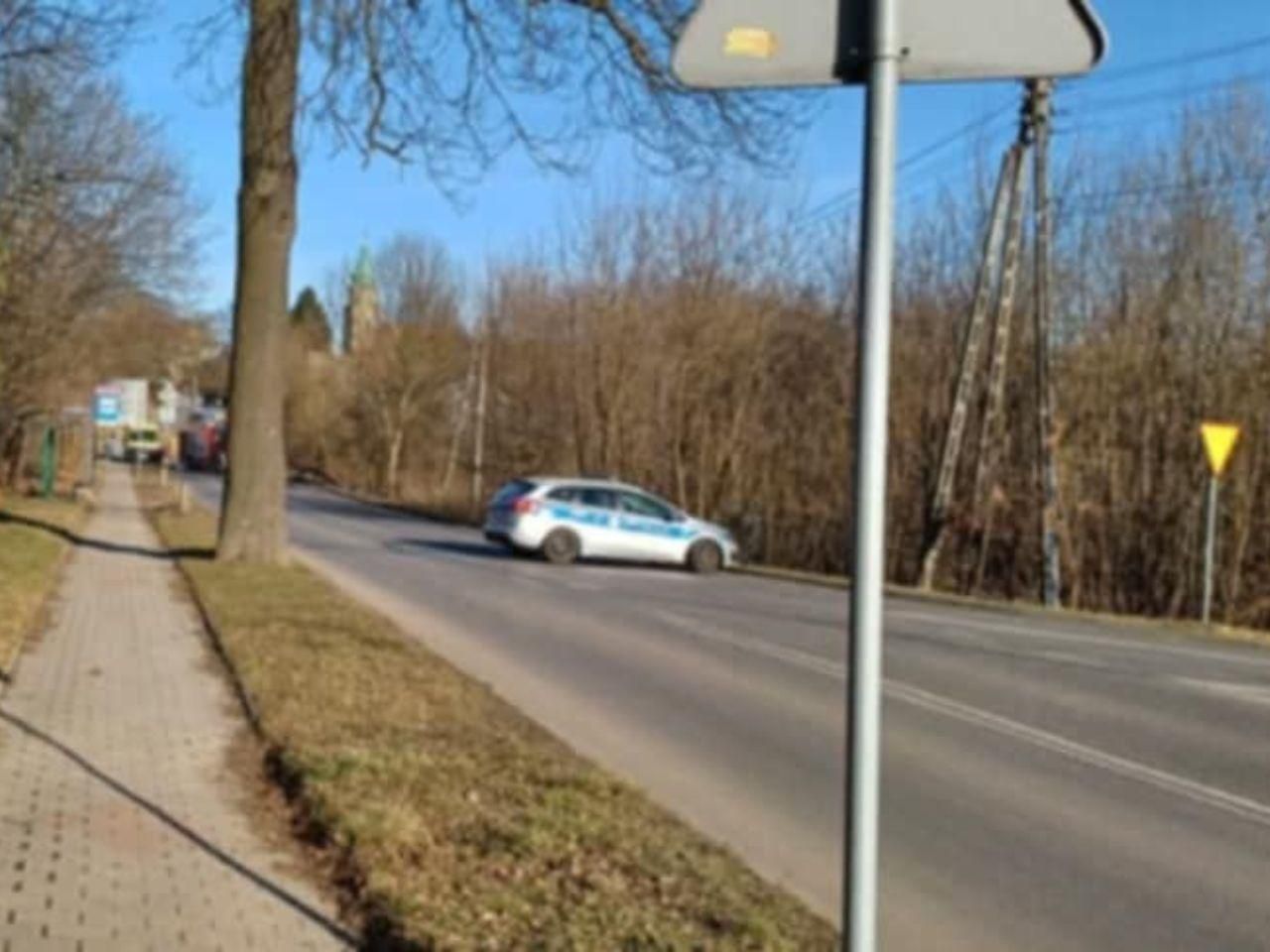 Śmiertelny wypadek w Bytomiu. Samochód wjechał w tył autobusu. Nie żyje kierujący osobówką ...