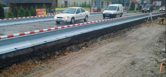 BHP na budowie. Tymczasowe ochronne bariery drogowe dla bezpieczeństwa ...