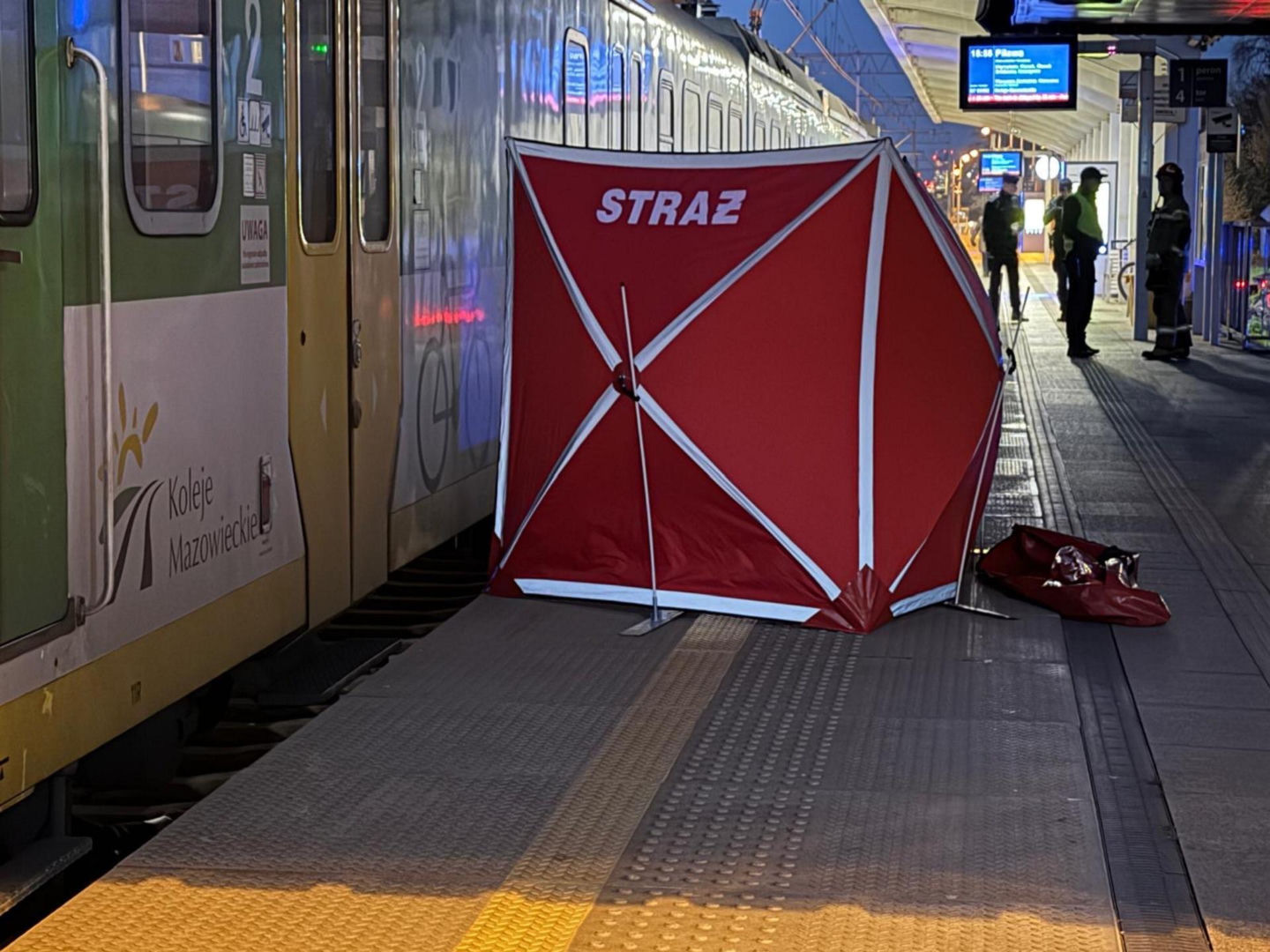 Młody mężczyzna wtargnął na tory, 21-latek nie żyje. Pociągi opóźnione ...