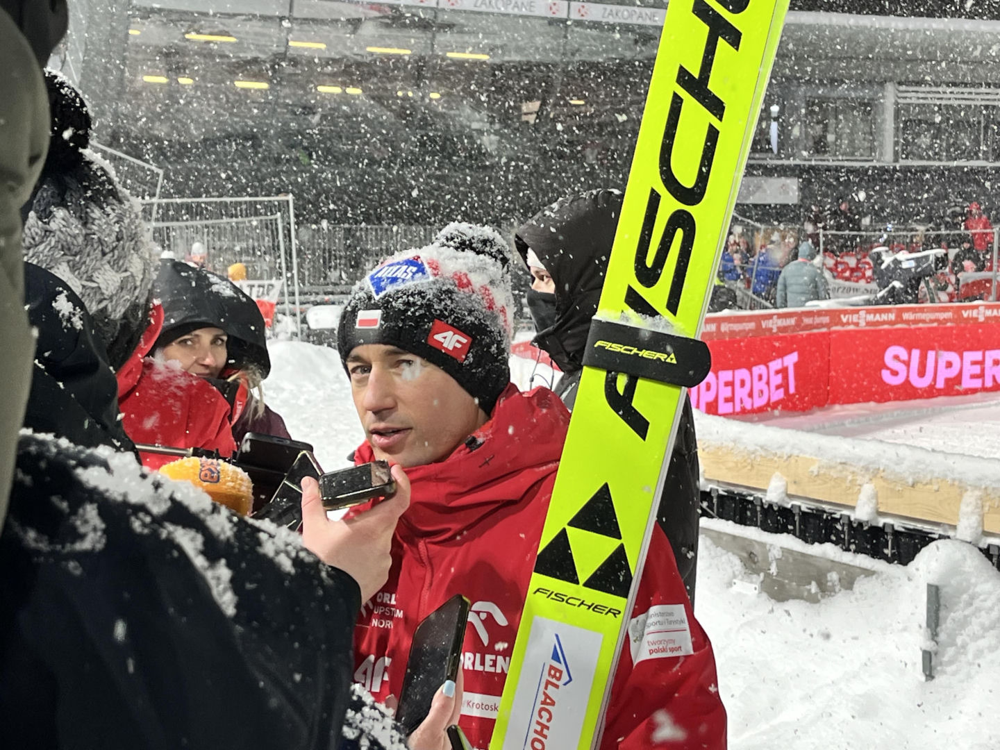 Kamil Stoch pocieszany przez żonę. Popłakał się po ostatnim skoku w ...