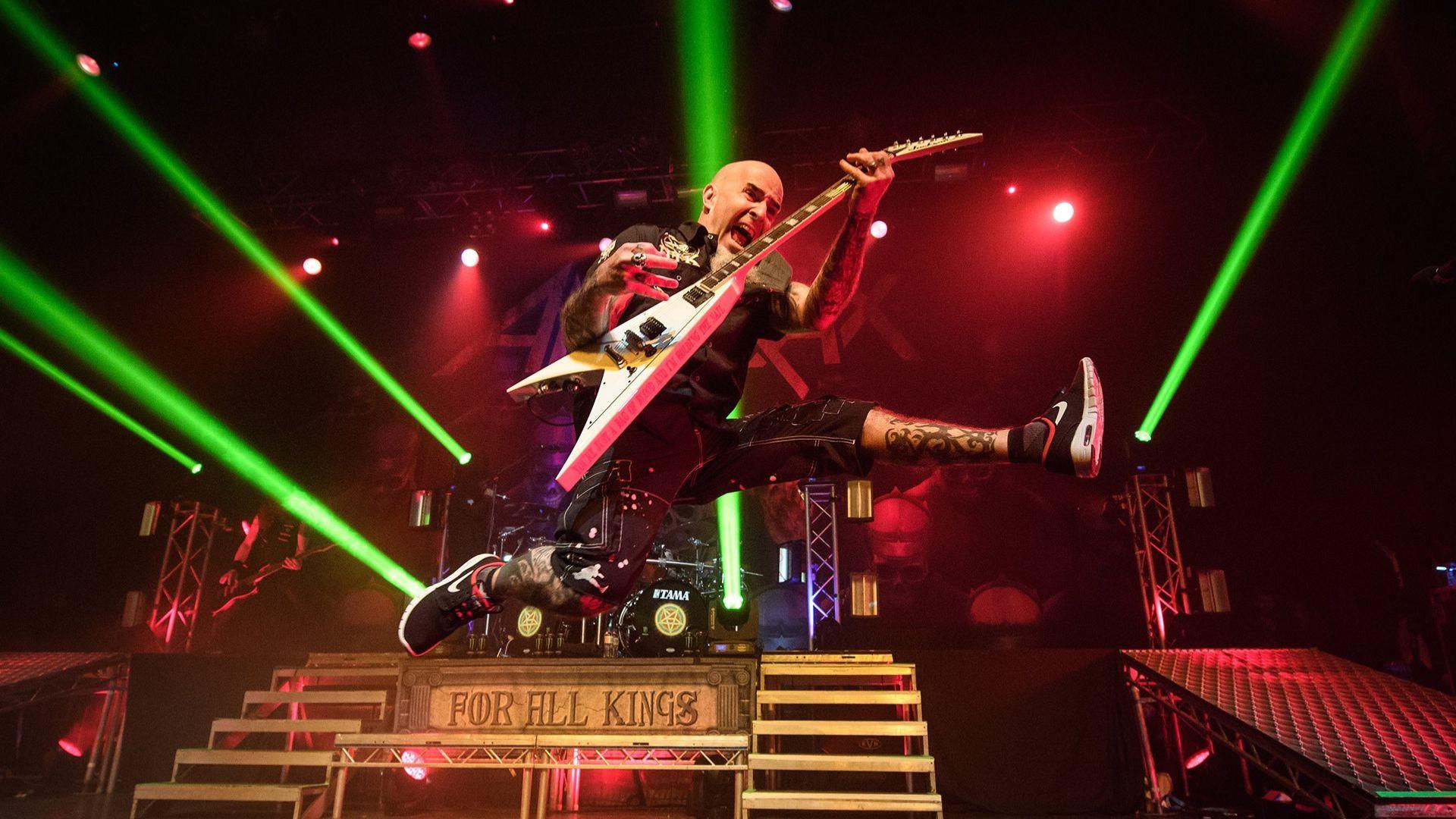 Scott Ian (Anthrax) nabawił się poważnej kontuzji. Opowiedział o tym w ...