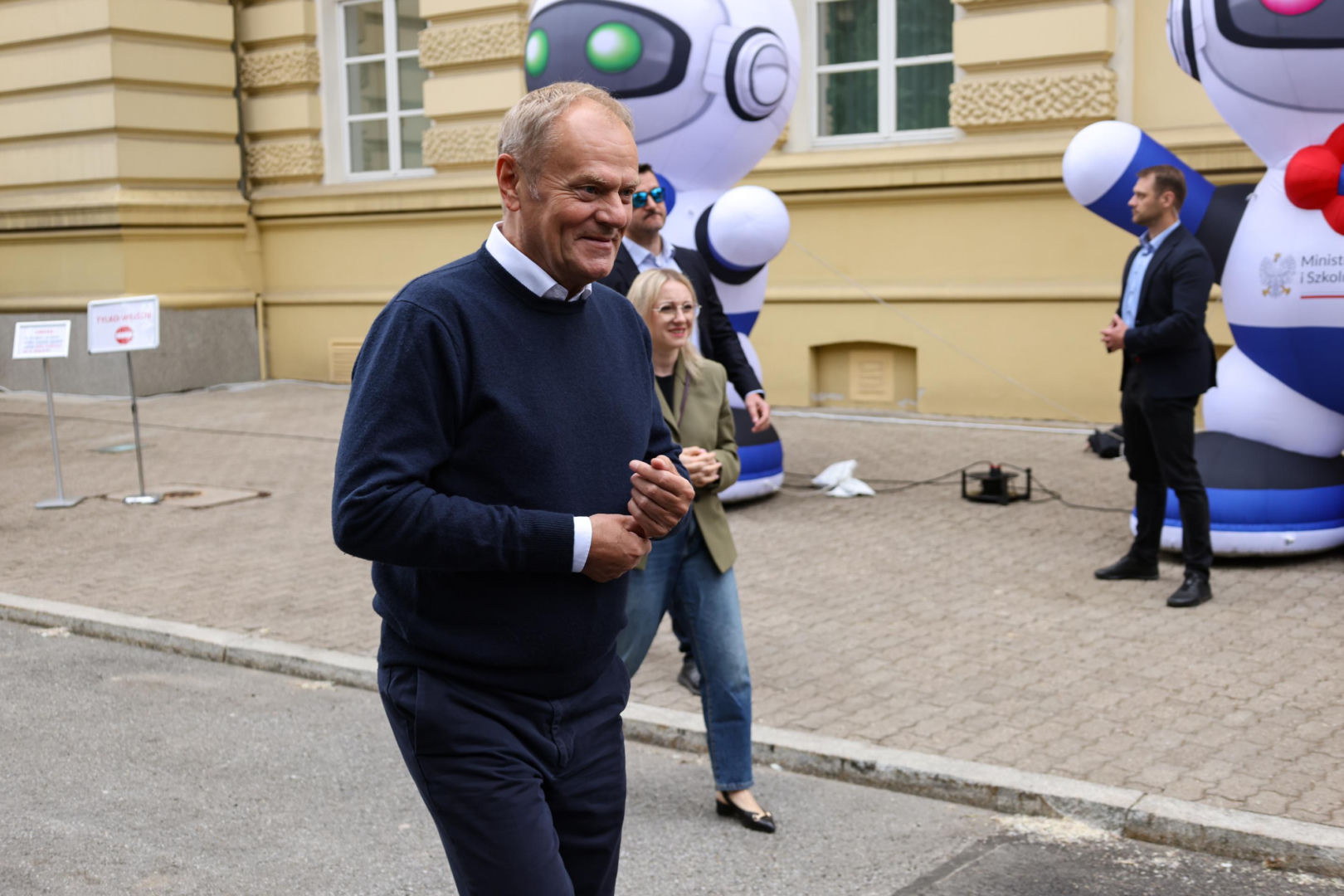 Donald Tusk rozmawiał z robotem. Nietypowa scena w KPRM - ESKA.pl