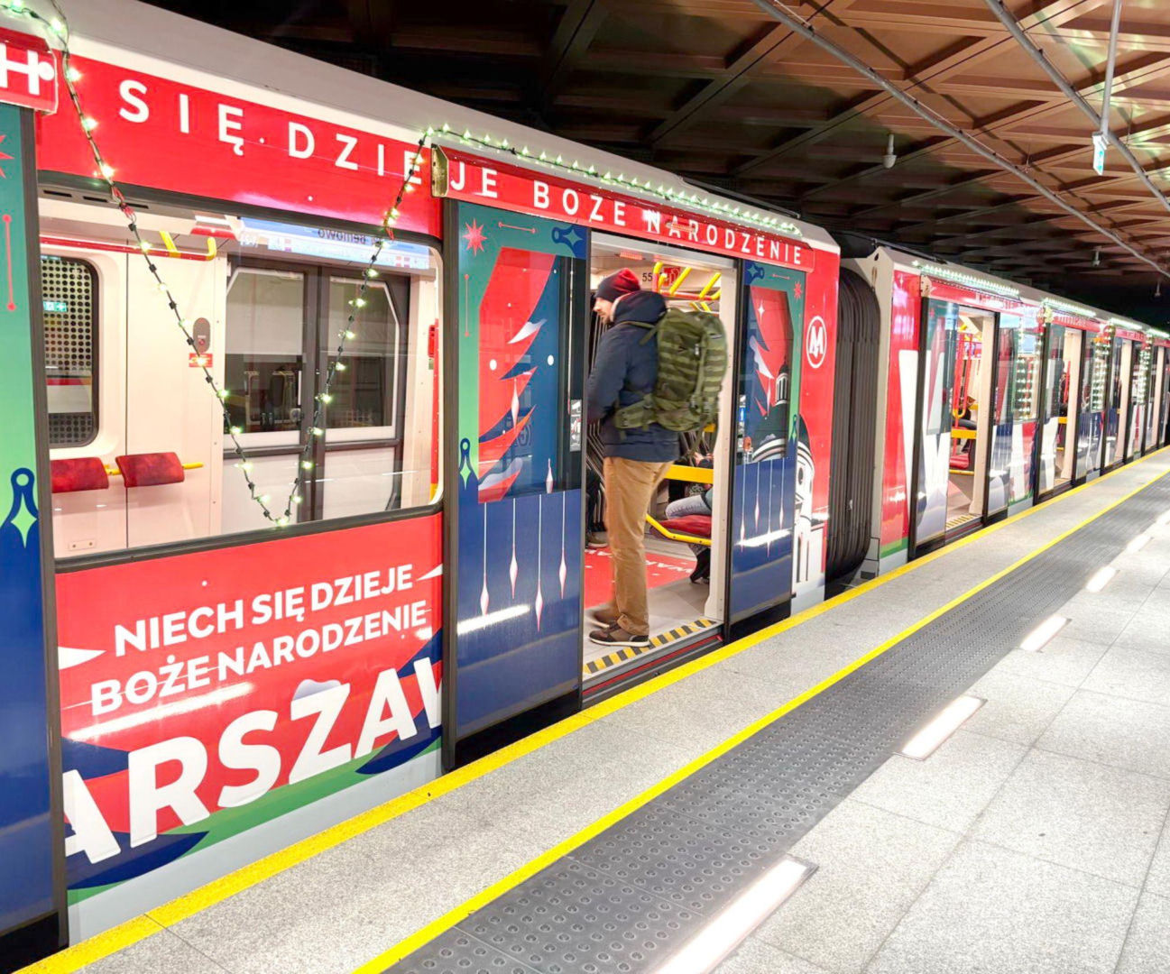 Świąteczne metro w Warszawie uszkodzone. Kiedy znów zabierze pasażerów ...