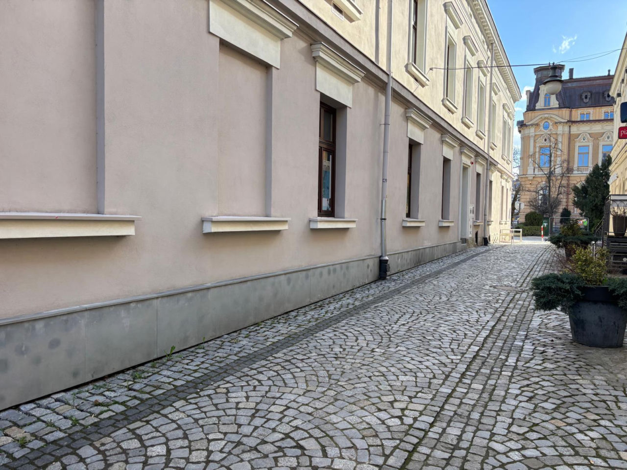 Kolejowy zakątek pojawi się na ul. Piastowskiej. Nad nim zawisną ...