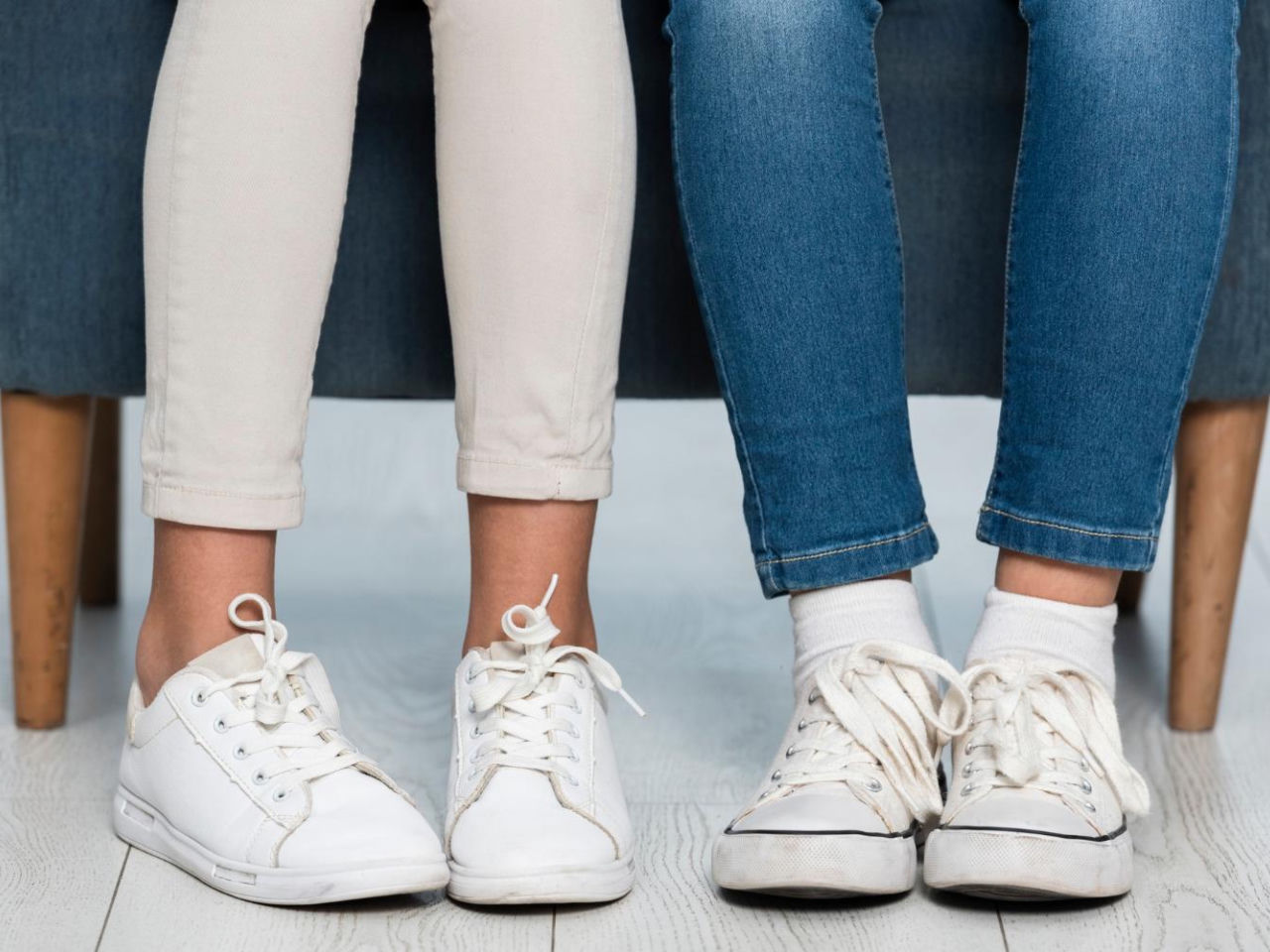 Wsyp do bębna pralki i włóż białe sneakersy. Po chwili szary nalot i ...