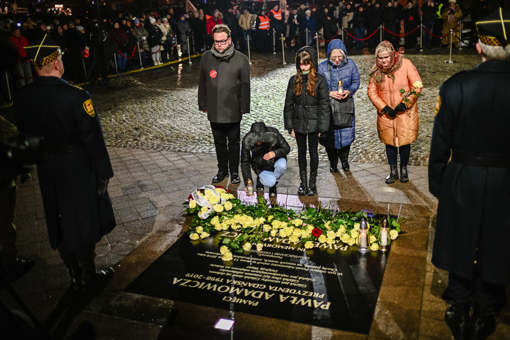 Gdańsk. 7. rocznica zamachu na Pawła Adamowicza. Tłumy ludzi pod ...