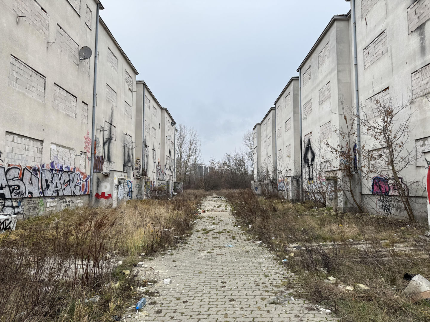 Bloki przy ul. Dudziarskiej do wyburzenia. Tak dziś wygląda opuszczone ...