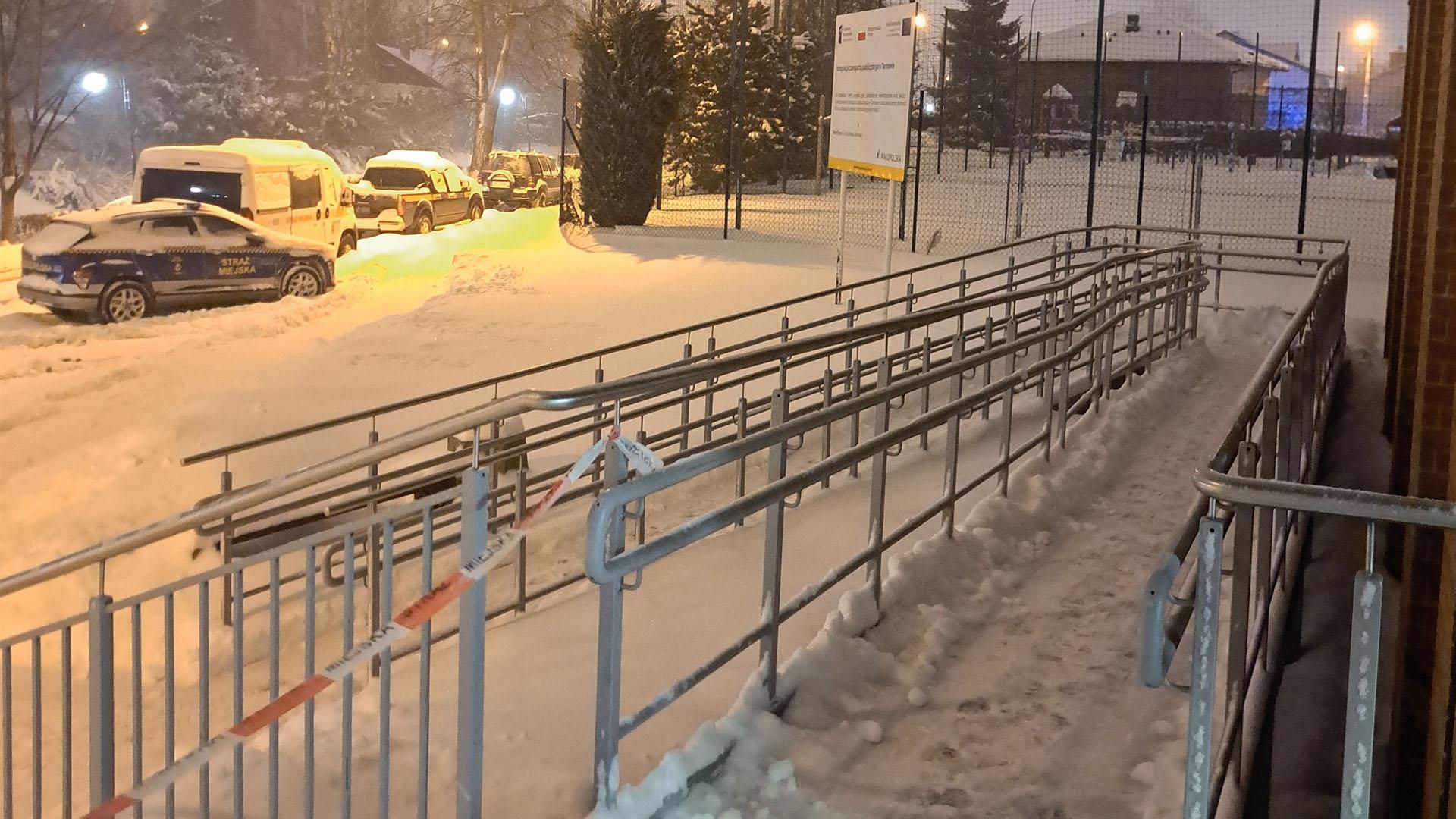 Awaria wodociągowa w Tarnowie. W jezdni przy szkole powstała wyrwa ...