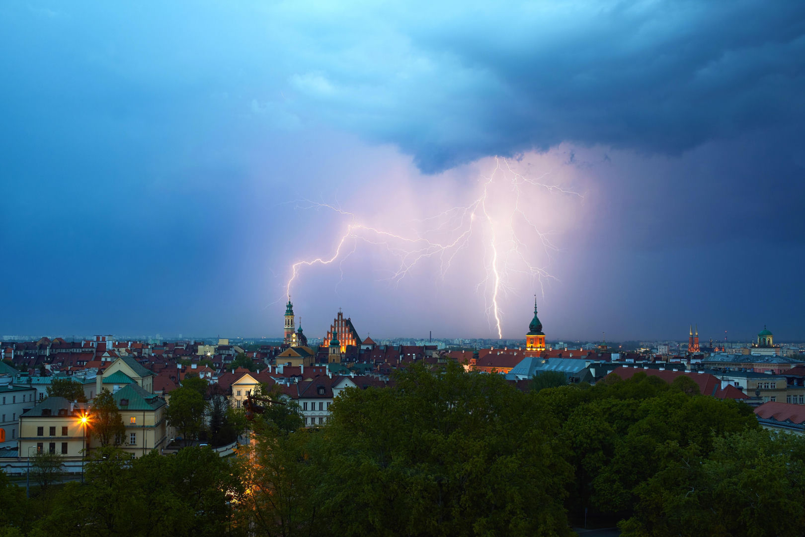 Pogodowy armagedon w Polsce. Zacznie się w samo południe. IMGW bije na ...