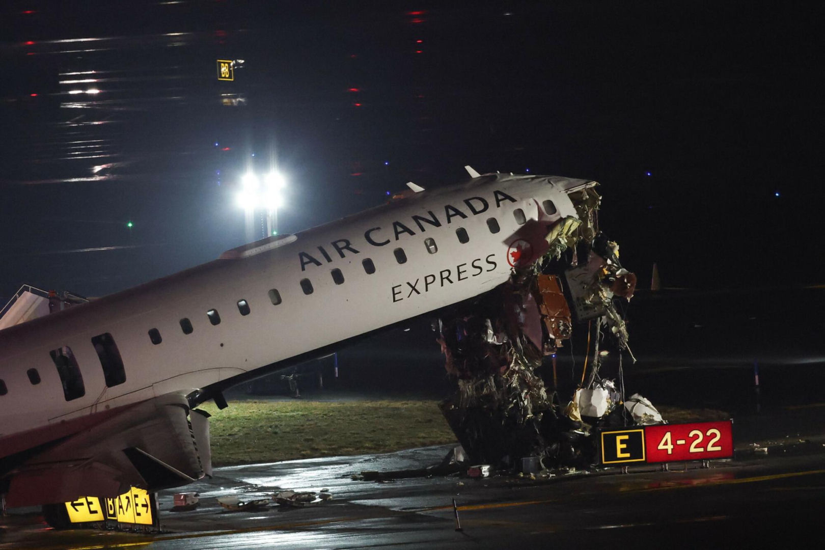 Cudem przeżyła katastrofę Air Canada. Kobietę znaleziono poza wrakiem ...