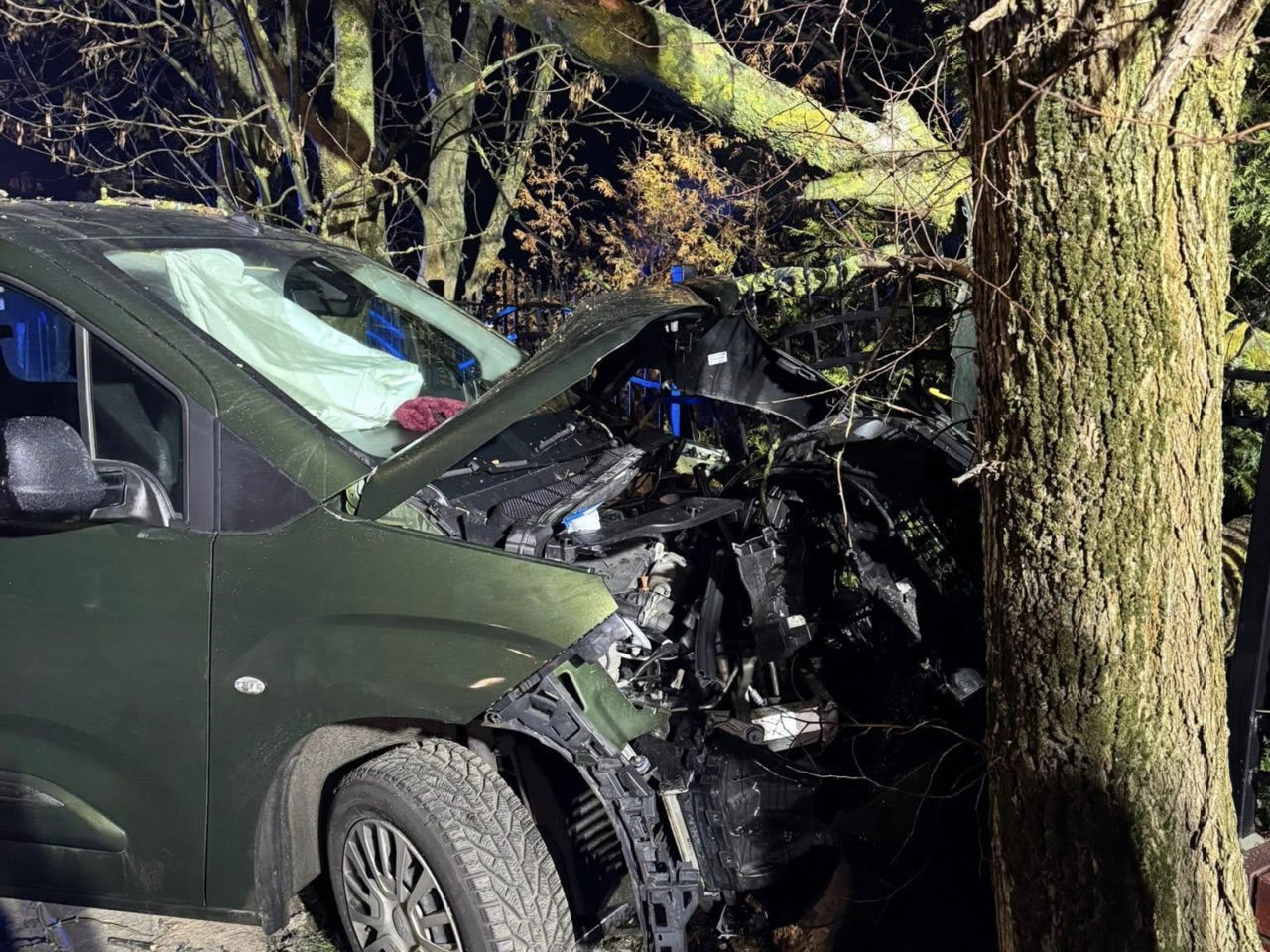 Powiat Siedlecki: w Dąbrówce Stanach auto wypadło z drogi i uderzyło w ...